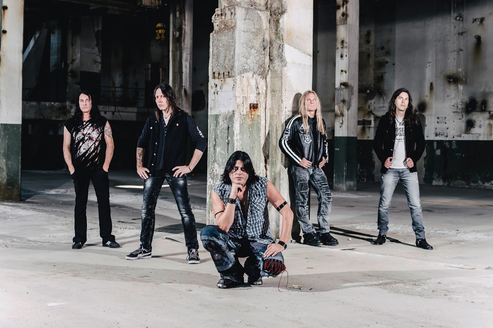 黄金期のシンガーが復帰した正統派パワー・メタルSHAKRAが放つ強烈な一撃！ニュー・アルバム「High Noon」が登場